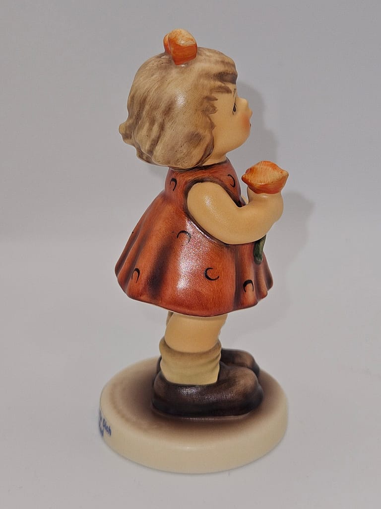 Hd29 - Roses Are Red (w/wooden display) - Hummels and More!